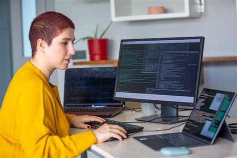 데스크톱 컴퓨터와 노트북에서 코딩하는 여성 프로그래머 It 지원에 대한 스톡 사진 및 기타 이미지 It 지원 개발 교육