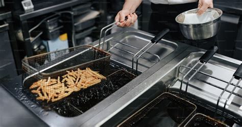 부엌에서 스토브에서 음식을 요리하는 사람 사진 Unsplash의 음식 이미지