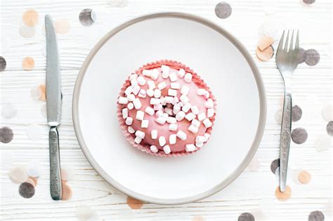 맛 있는 다채로운 도넛을 마 시 멜로와 색종이 평평한 누워와 흰색 테이블에 포크와 나이프와 세련 된 접시에 있습니다 파티 개념입니다 다이어트 없음 웨딩 리셉션에서 캔디 바