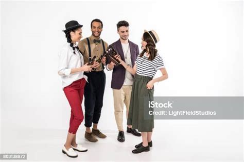 흰색 절연 맥주 병을 부딪치는 웃는 친구의 다민족 그룹의 전체 길이 보기 마시기에 대한 스톡 사진 및 기타 이미지 마시기 우정 흰색 배경 Istock