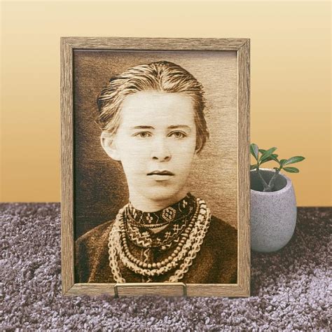 Портрет лесі українки випалений на дереві рамка у подарунок — ціна