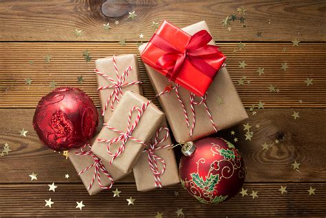 크리스마스 선물 상자는 공예 종이 전나무 가지 축제 휴가 시즌을 축하하기 위해 준비 된 나무 테이블 위에 빨간 Bauble에 싸여 맨 위 보기 0명에 대한 스톡 사진 및