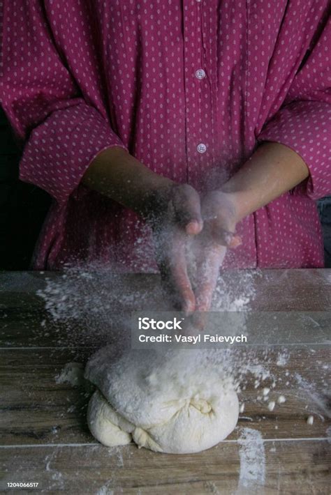 한 여성이 밀가루를 뿌리며 손을 내치며 박수를 치고 있다 빵 을 굽는 반죽의 준비 과정 가루로 빻은에 대한 스톡 사진 및 기타 이미지 가루로 빻은 가을 가정 주방