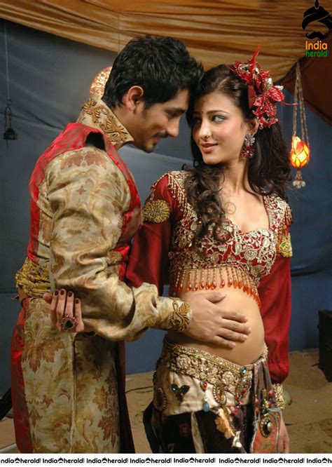 When Sid Was Rubbing Shruti Haasan Belly And Navel And Enjo