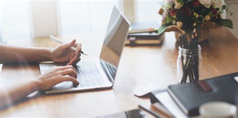 랩톱 컴퓨터에 입력하는 동안 자신의 프로젝트에서 작업하는 전문 사업가의 클로즈업 보기 개념에 대한 스톡 사진 및 기타 이미지 개념 개념과 주제 기업 비즈니스 Istock