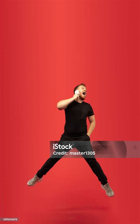 빨간 스튜디오 배경에 고립 된 몸짓을 하는 젊은 성공적인 하이 점프 남자의 전체 길이 초상화 20 24세에 대한 스톡 사진 및 기타 이미지 Istock