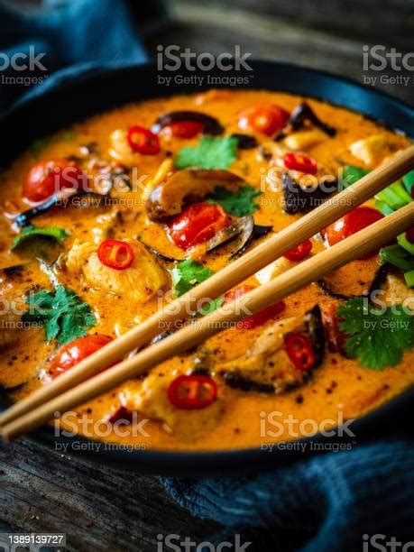 톰 얌 수프 검은 나무 테이블에 새우와 쌀 국수를 곁들인 태국 수프 식용 버섯에 대한 스톡 사진 및 기타 이미지 식용 버섯 카레 건강한 식생활 Istock