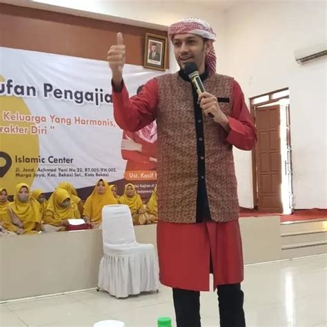 7 Potret Ustaz Kasif Heer Beri Hadiah Natalie Holscher Tiket Umrah