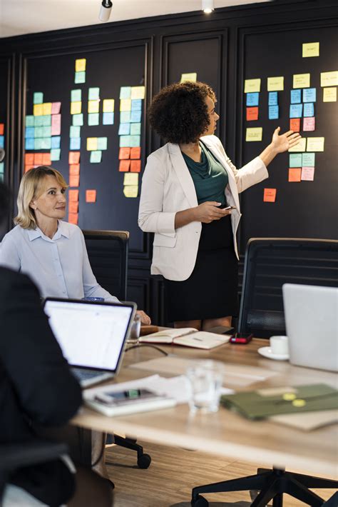 무료 이미지 아프리카 계 미국인 대리점 미국 사람 분석하는 금발 판 브레인 스토밍 요약 보고 비즈니스 우먼 여성 사업가 코카서스 사람 동료들 통신