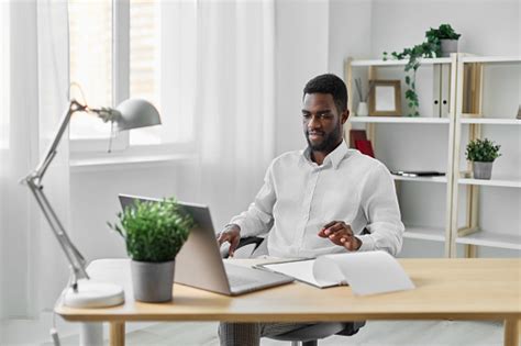 아프리카 사람 휴대용 퍼스널 컴퓨터 프리랜서 사무실 미국 사람 컴퓨터 작업 학생 온라인 아프리카 교육 20 24세에 대한 스톡 사진 및 기타 이미지 Istock