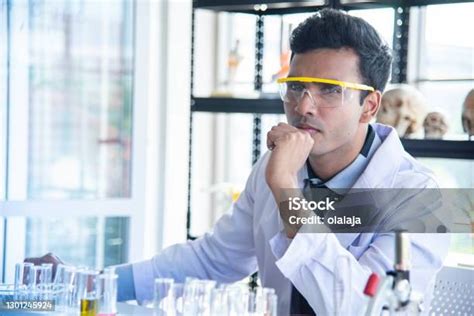 젊은 과학자 또는 연구원은 실험실에서 연구를 하고 있는 눈 안경을 착용합니다 컴퓨터 및 실험실 장비에서 작업하는 과학자 Stem 주제에 대한 스톡 사진 및 기타 이미지