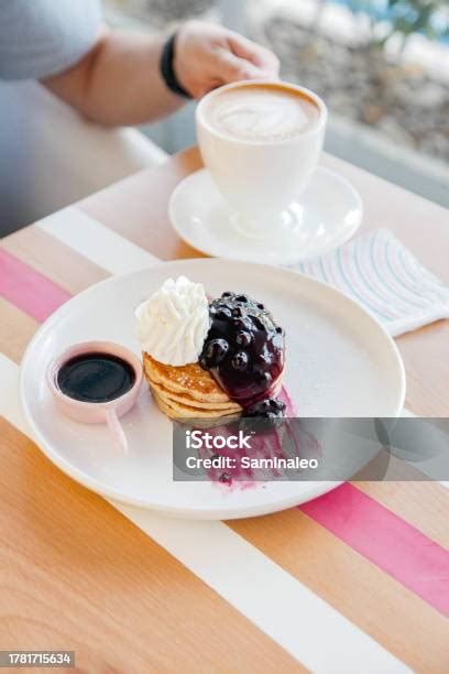 카페 환경에서 제공되는 휘핑 크림을 곁들인 라즈베리 팬케이크 건강한 생활방식에 대한 스톡 사진 및 기타 이미지 건강한 생활방식 건강한 식생활 과일 Istock