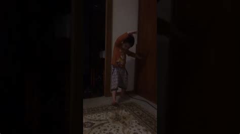 Ребенок стоит в углунаказанно прозвучала любимая песня😂 Youtube