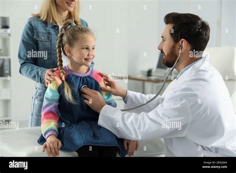 Mutter Und Tochter Haben Einen Arzttermin Kinderarzt Untersucht
