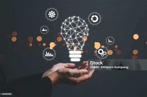 전구를 들고 있는 비즈니스 우먼 혁신적인 기술과 창의성을 갖춘 새로운 아이디어의 아이디어 개념에 대한 스톡 사진 및 기타 이미지