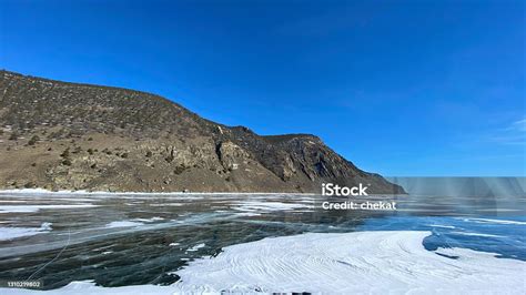 얼어붙은 바이칼 호수의 아름다운 파노라마 돌 숲이 우거진 산과 올콘 섬의 언덕 0명에 대한 스톡 사진 및 기타 이미지 0명 3월 겨울 Istock