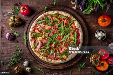 파르마 햄 치즈 모짜렐라 콘카세 토마토 아루굴라 토마토 소스를 곁들인 맛있는 뜨거운 이탈리아 피자 프로슈토 피자 메뉴 0명에 대한 스톡 사진 및 기타 이미지 Istock
