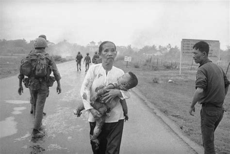 La Foto De La Niña Del Napalm Símbolo De La Guerra De Vietnam