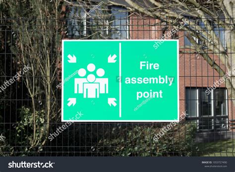 Fire Assembly Point Sign Post Workplace Foto Stock 1053727490