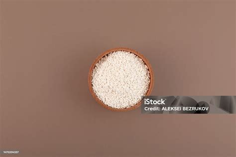 소르빈산 칼륨 나무 그릇에 식품 첨가물 E202 평면도 와인 안정제라고도 알려진 소르빈산의 입상 칼륨 염은 와인에 첨가 될 때