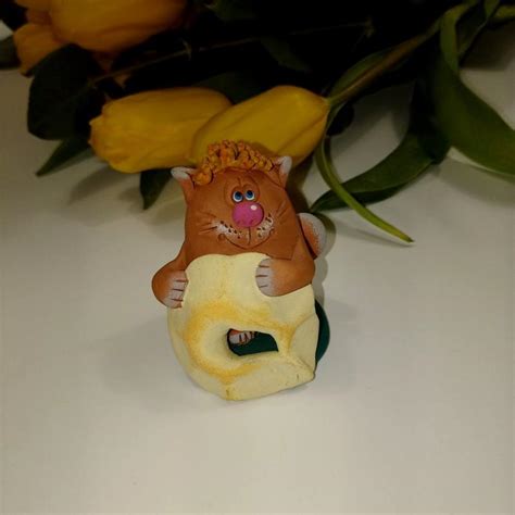 Котик із галушкою глиняна мініатюрна статуетка ручної роботи подарунок