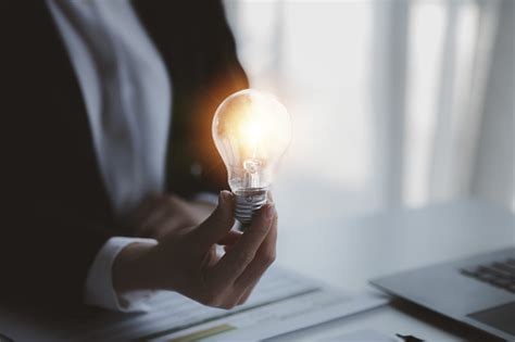 빛나는 램프를 들고 있는 사람 창의적인 새로운 아이디어 혁신 브레인 스토밍 비즈니스 성장과 수익성을 높이기위한 전략 수립 개념 실행 전략 계획 및 이익 관리 사무실에 대한
