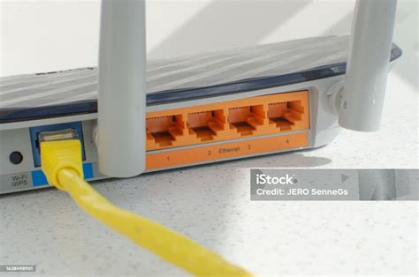 케이블 연결을 위한 여러 입력 및 포트가 있는 최신 Wifi 라우터의 클로즈업 디테일은 인터넷 기술 및 연결을 나타냅니다 0명에 대한 스톡 사진 및 기타 이미지 Istock