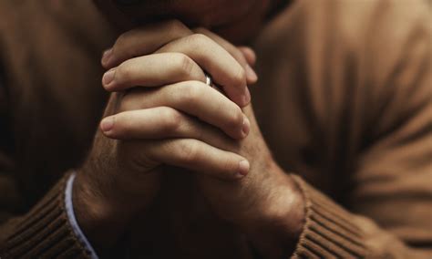 Lalaki Nagdadasal Kapag Nalalasing