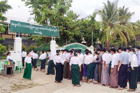ဝါးခယ်မမြို့နယ်အတွင်းရှိ စာစစ်ဌာန ၁၂ခုတို့၌ တက္ကသိုလ်ဝင်တန်းစာမေးပွဲ