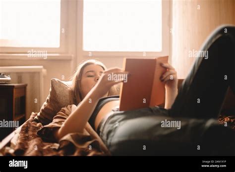 Junges Mädchen lesen Buch beim liegen auf dem Bett zu Hause Stockfotografie Alamy