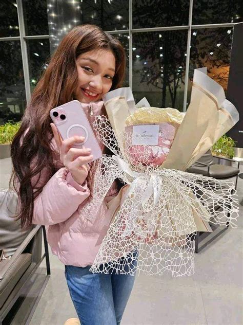 Pin By Lee On Unis Gehlee Types Of Women Fashion Poses Celebrity Photos