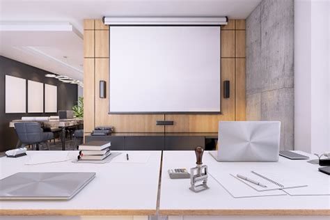 복사 공간을 위한 대형 빈 프로젝션 스크린이 있는 현대적인 사무실 인테리어 하얀 칠판에 대한 스톡 사진 및 기타 이미지 하얀 칠판 0명 노트북 Istock