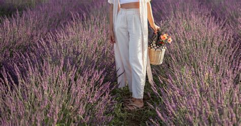 모자를 쓴 젊은 여성은 꽃다발과 함께 라벤더 밭에 머물며 자연의 아름다움을 즐긴다 평온함과 마음챙김 개념 복사 공간 사진 Unsplash의 인스타그램 이미지