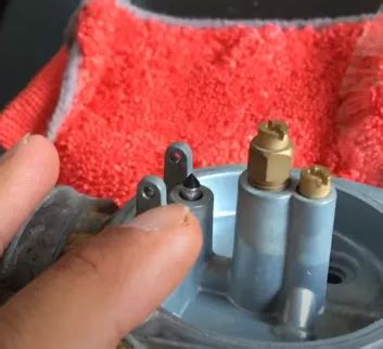 3 Reasons Why Carb Spitting Fuel Into Air Filter : [Visual Guide!]