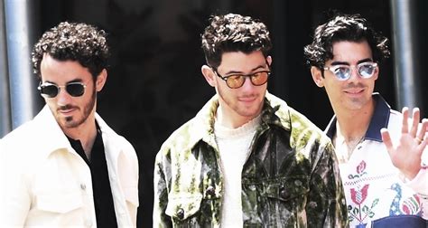 Jonas Brothers Run Into Fan While Out In Nyc Between Meetings Joe
