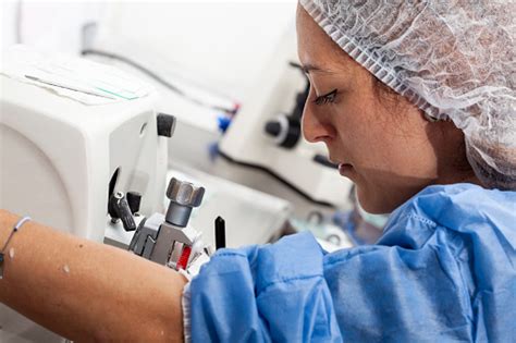 젊은 여성 과학자는 파라핀이 묻힌 표본에서 절편을 얻기 위해 회전식 마이크로톰을 연구합니다 25 29세에 대한 스톡 사진 및 기타 이미지 Istock