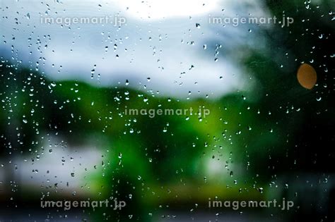 雨の日の窓の写真素材 [248072850] イメージマート