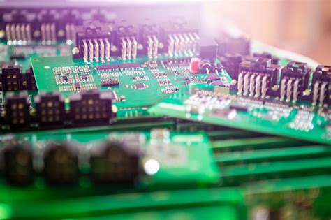 방금 제작된 다양한 자동차 인쇄 회로 기판과 표면 장착 부품이 있는 Pcb가 기판 위에 있습니다 얕은 Dof 수평 샷 0명에 대한 스톡 사진 및 기타 이미지 Istock