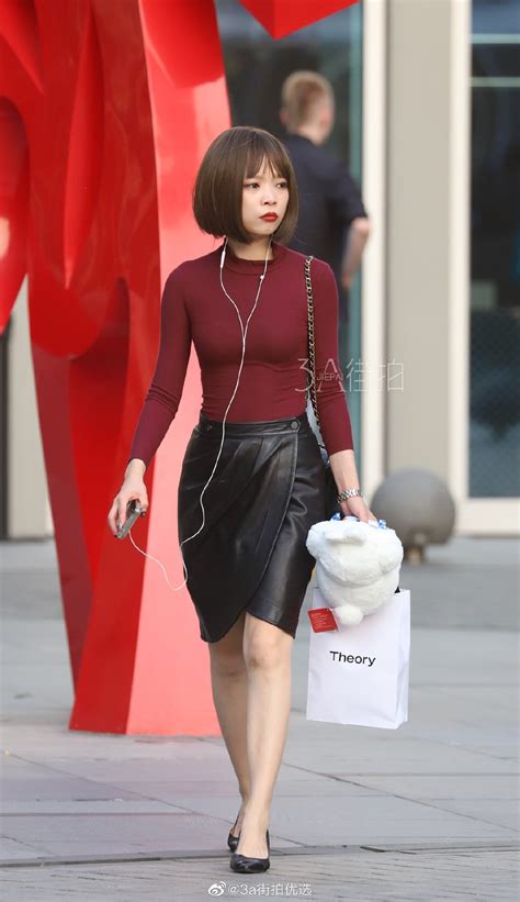 街拍拥有这条皮半裙天再冷小姐姐也美着呢 搜狐大视野 搜狐新闻