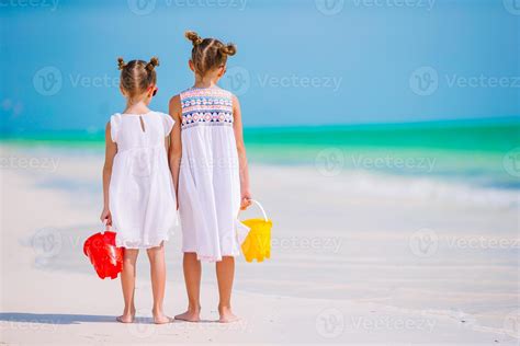 kleine glückliche lustige mädchen haben viel spaß am tropischen strand