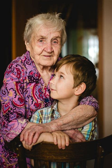 Nonna Con Un Nipote Del Bambino Piccolo Amore Fotografia Stock Immagine Di Famiglia Domestico
