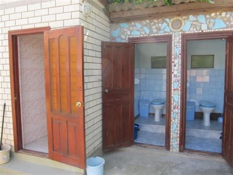 Летний душ и туалет из кирпича под одной крышей. 10 фото | Outhouse ...