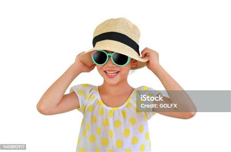 클리핑 경로가있는 흰색 배경에 고립 된 선글라스와 밀짚 모자를 착용 한 행복한 아시아 어린 소녀 6 7 살에 대한 스톡 사진 및 기타 이미지 Istock