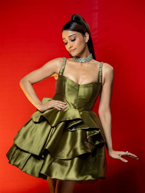 Reginas Green Glam Steals The Spotlight