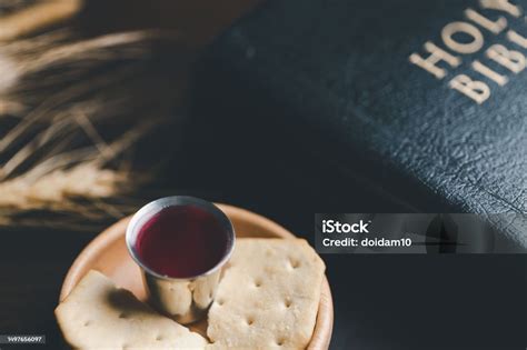 성찬례 또는 기독교의 거룩한 친교의 개념 성찬례는 예수에 의해 제정된 성사입니다 제자들과의 최후의 만찬 중에 빵과 포도주는