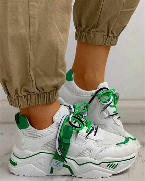 Модні кросівки актуальні моделі та основні тенденції весни 2023