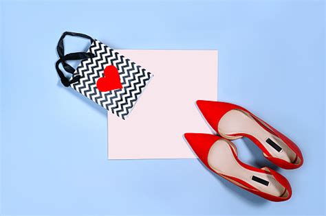 파스텔 클래식 블루와 핑크 컬러 배경에 마음을 가진 빨간 여성 신발과 선물 가방 발렌타인 데이 개념 0명에 대한 스톡 사진 및 기타 이미지 Istock