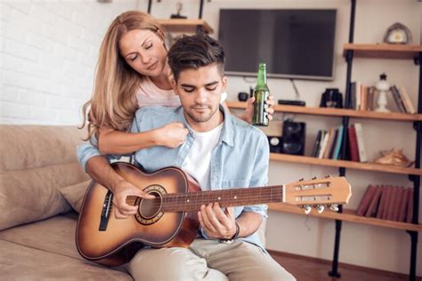 Jovem Tocando Violão Para Sua Namorada Foto Premium