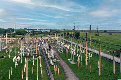 고전압을 분배하는 변압기 절연체 및 스위치가 있는 변전소 0명에 대한 스톡 사진 및 기타 이미지 0명 강철 고압 전류 주의 Istock