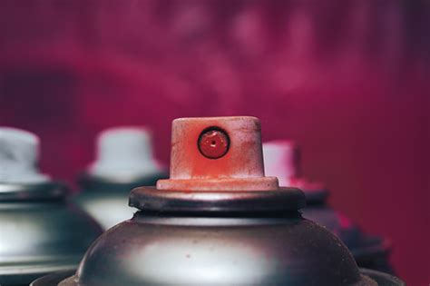 빨간 풍선에 어로 졸 페인트 뒤에 분홍색 배경에 닫습니다 0명에 대한 스톡 사진 및 기타 이미지 0명 거리 금속 Istock